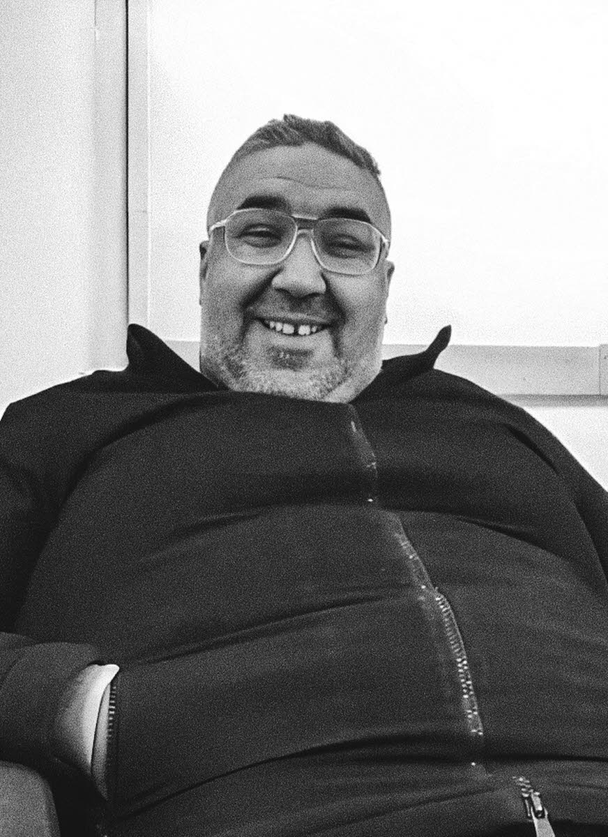 L'humoriste franco-algérien Wahid Bouzidi est décédé le 20 août 2023 à ...