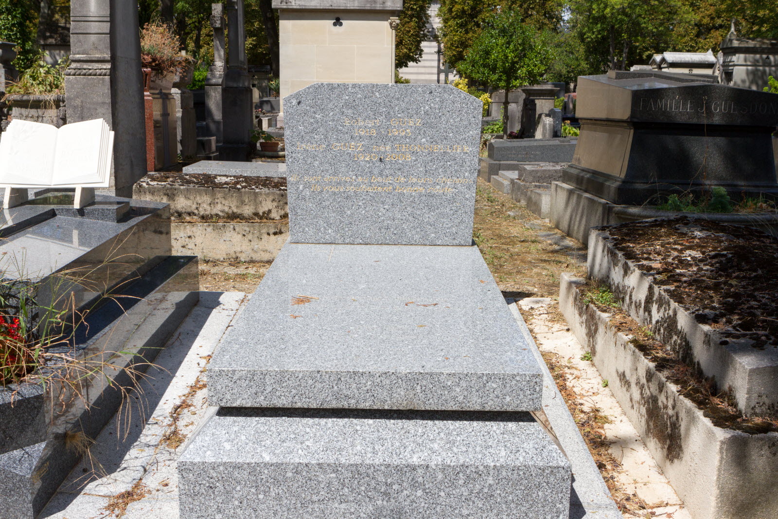 Entretenir une tombe : nos conseils et astuces pour bien les nettoyer