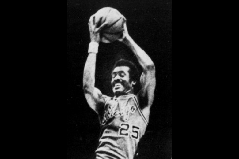 Le basketteur américain Chet Walker a posé son ballon