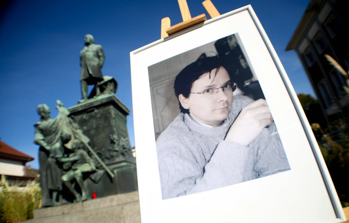 Il y a deux ans, le 13 octobre 2023, l'enseignant Dominique Bernard ...