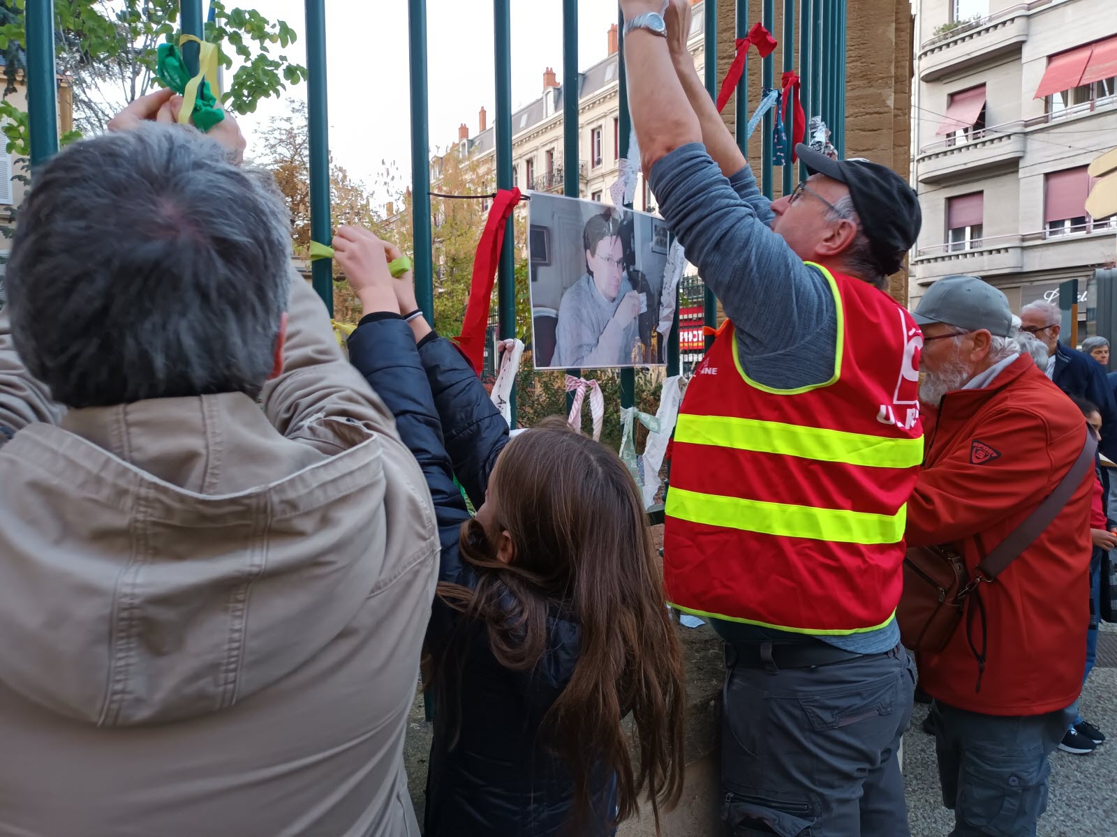 Il y a deux ans, le 13 octobre 2023, l'enseignant Dominique Bernard ...